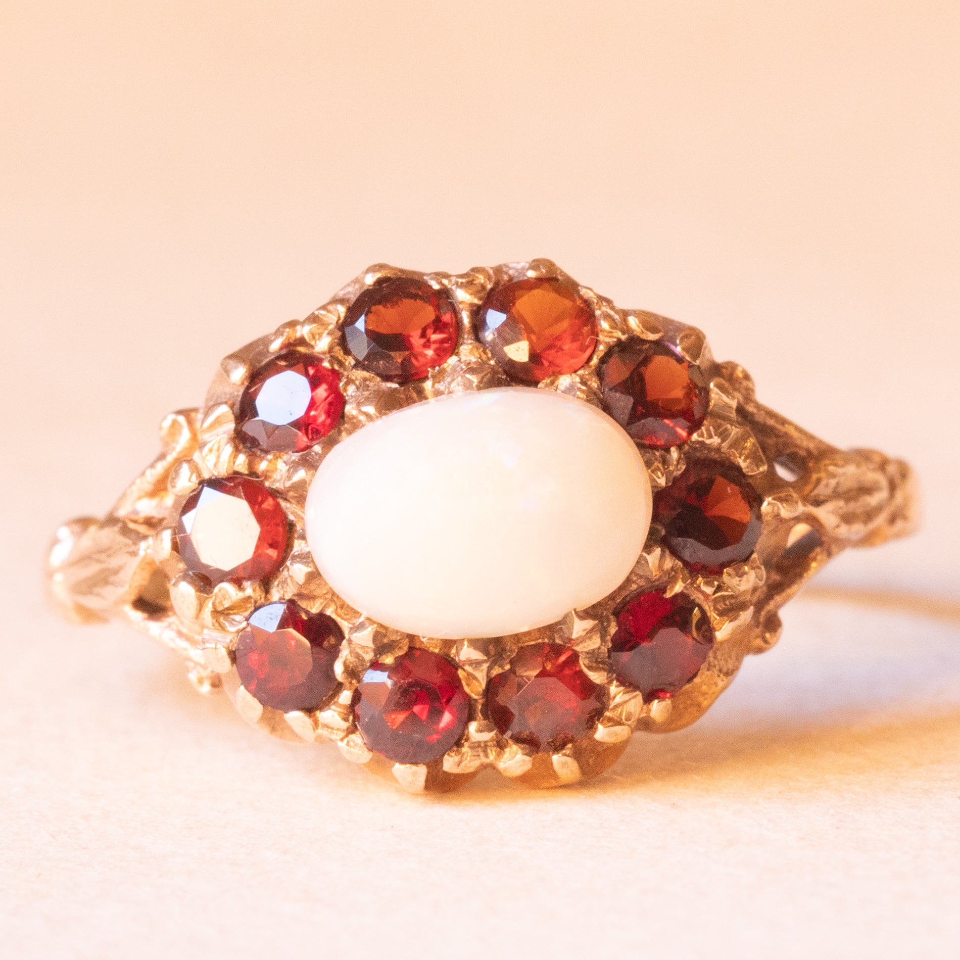 Anello vintage in oro giallo 9K con opale (0.50ct ca.) e granati (0.40 ...