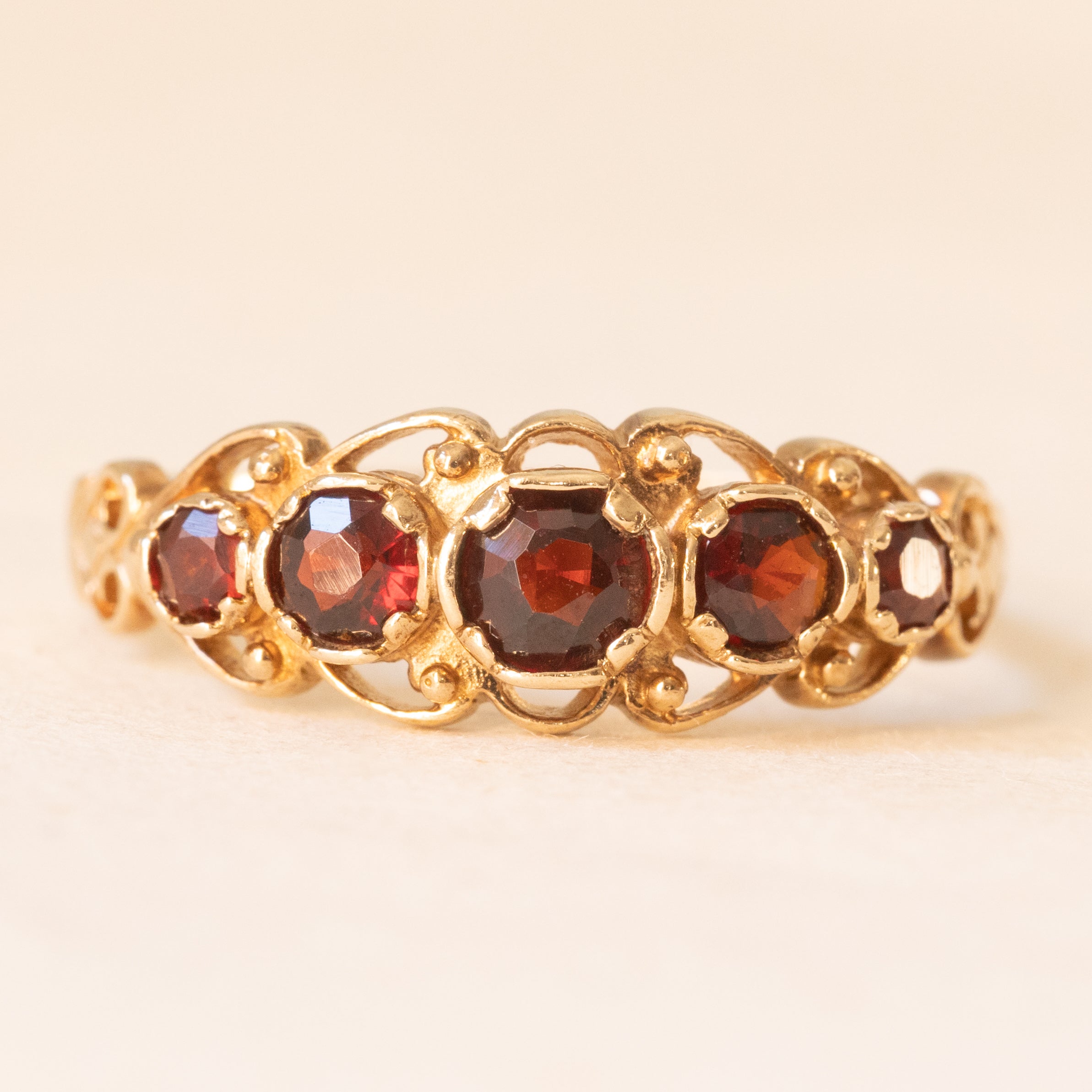 Anello vintage in oro giallo 9K con granati e decorazioni a cuore, ann ...