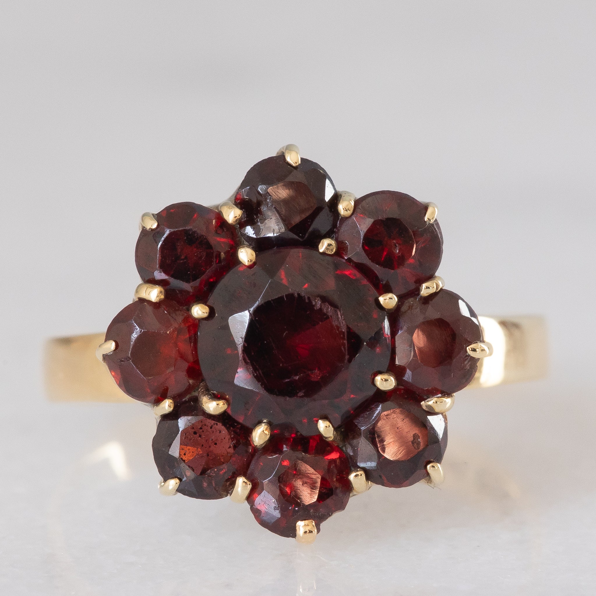 Anello a fiore vintage in oro giallo 8K con granati (2ctw ca.), anni ...
