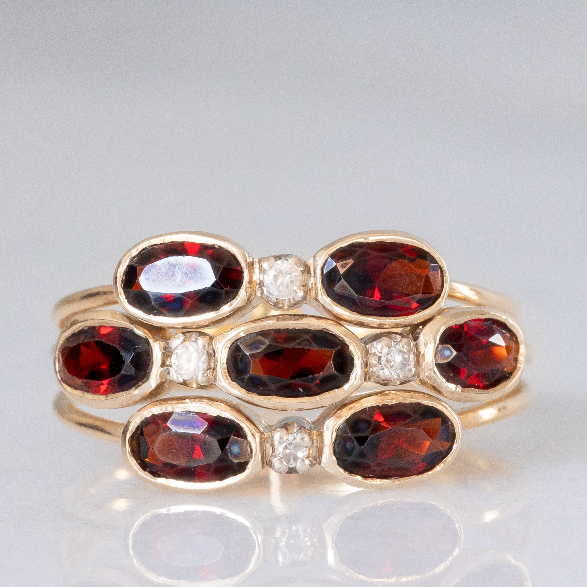 Anello harem in oro giallo 18K con granati (1.50ctw ca.) e pietre bian ...