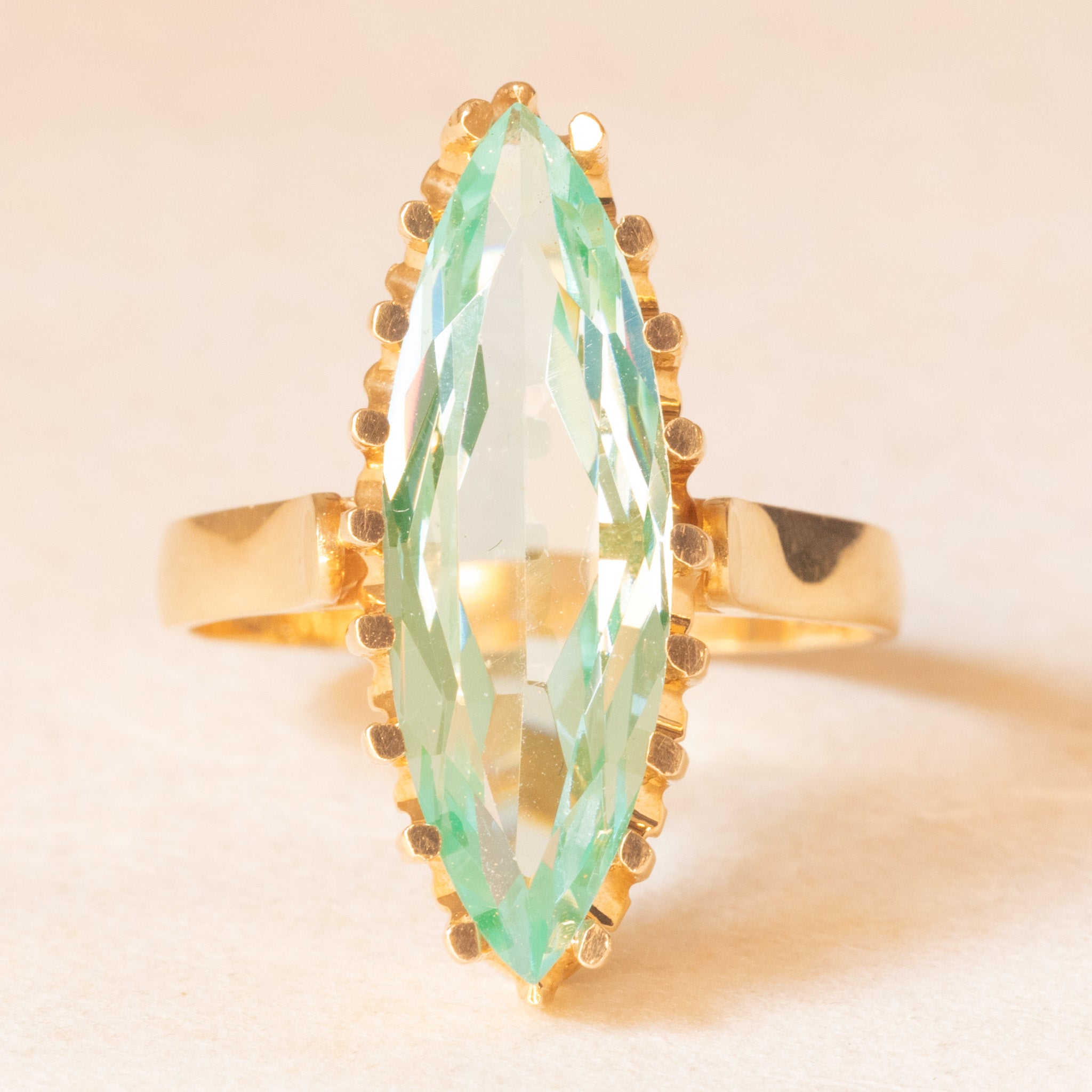 Anello navette da cocktail vintage in oro giallo 18K con spinello verd ...