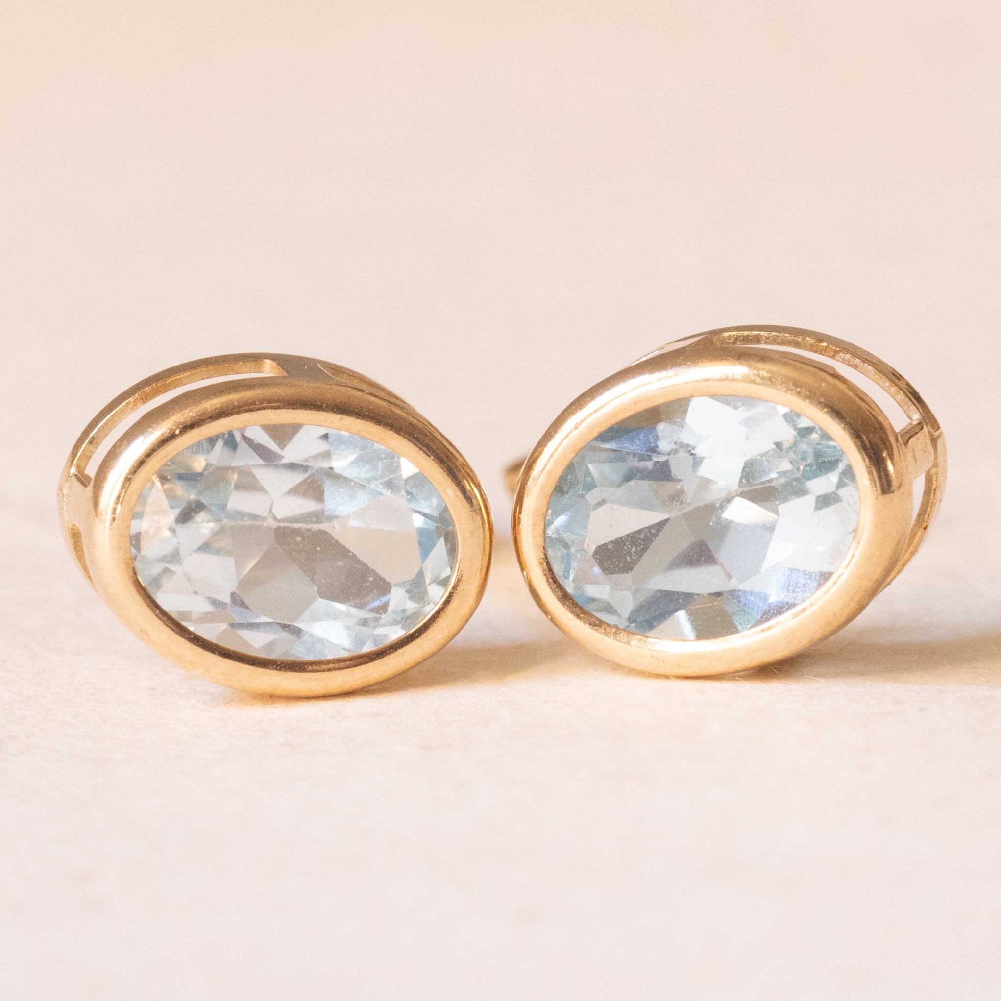 Orecchini vintage in oro giallo 9K con topazi azzurri trattati (2ctw c ...