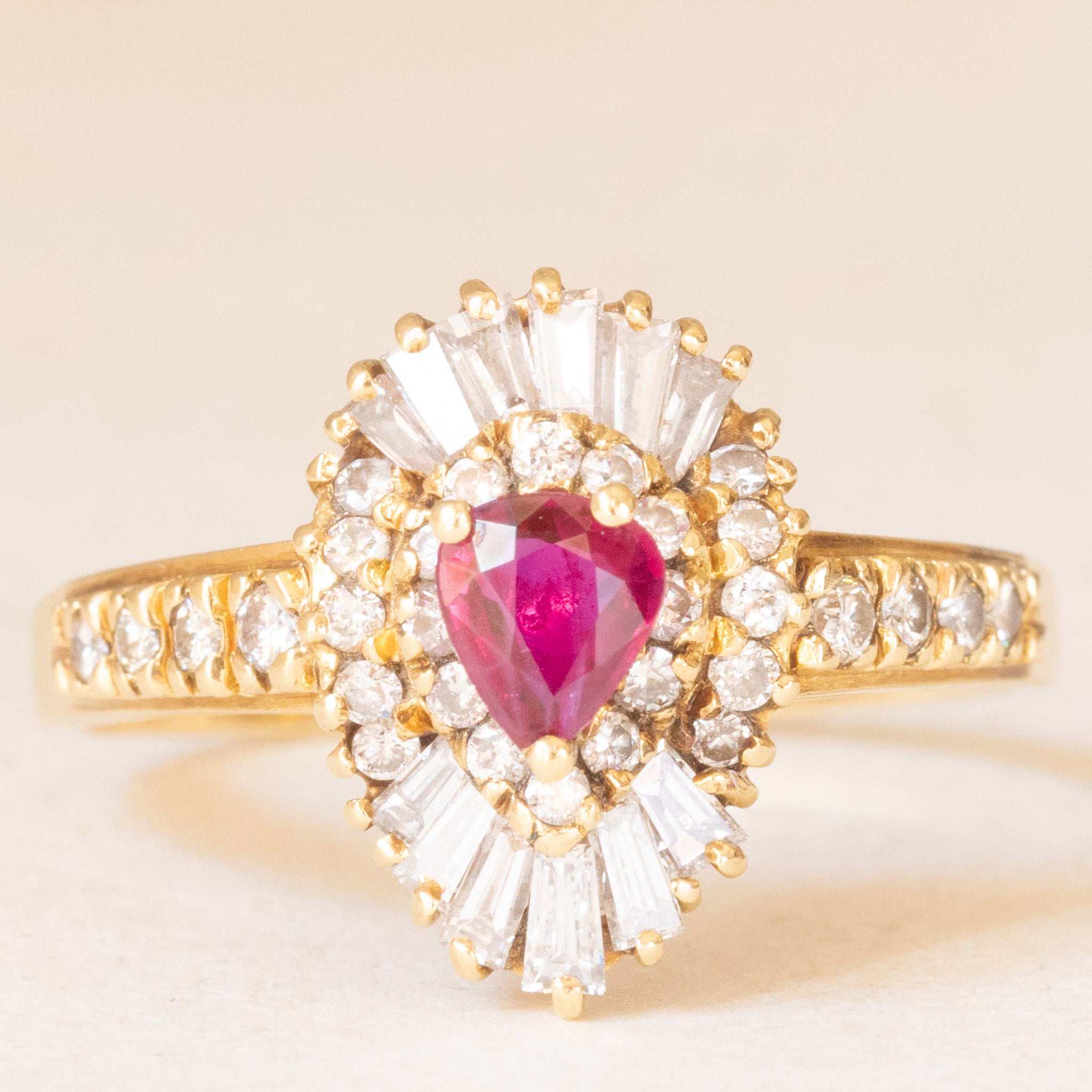 Anello ballerina vintage in oro giallo 18K con rubino di taglio a gocc ...