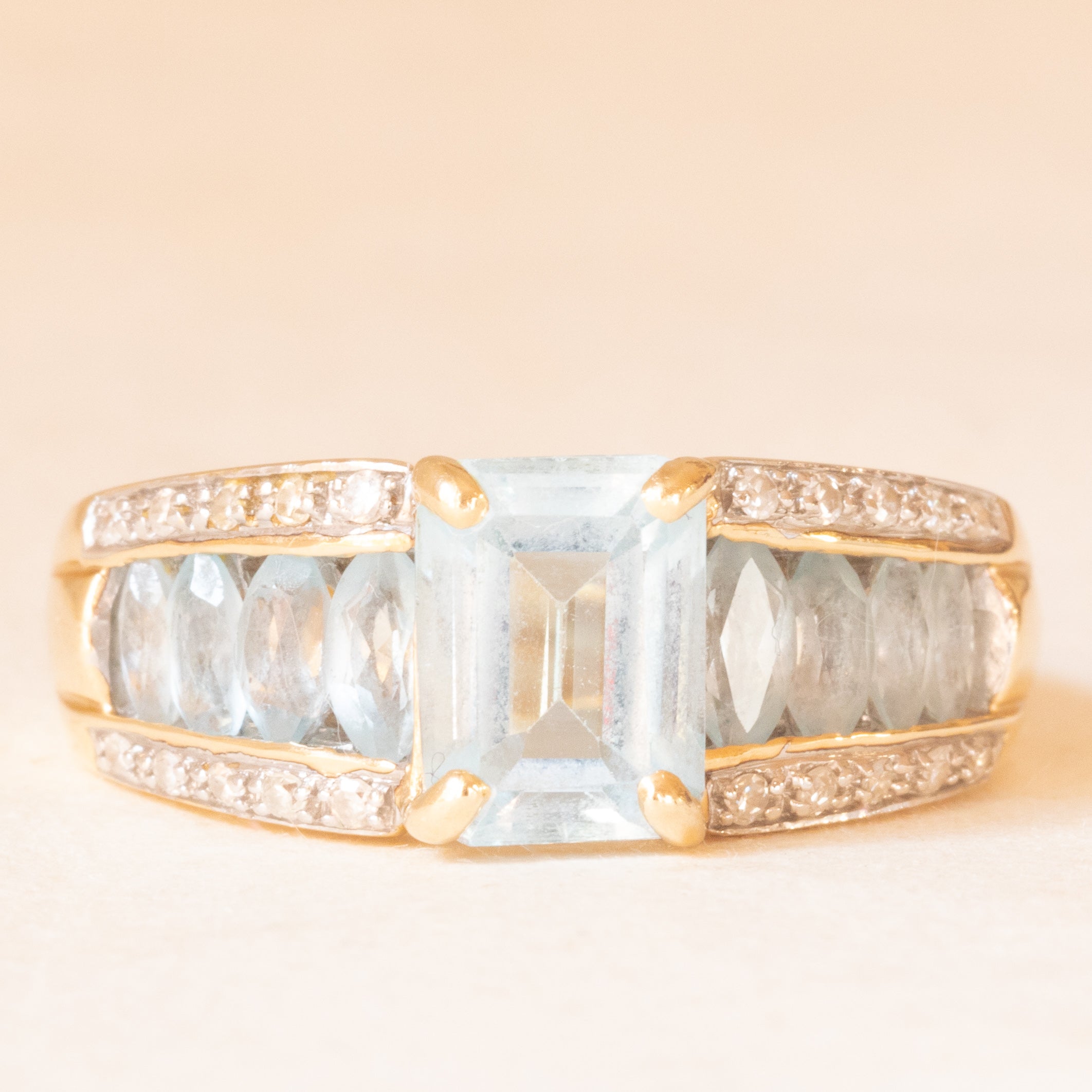 Anello a fascia vintage in oro giallo e bianco 14K con topazi azzurri ...