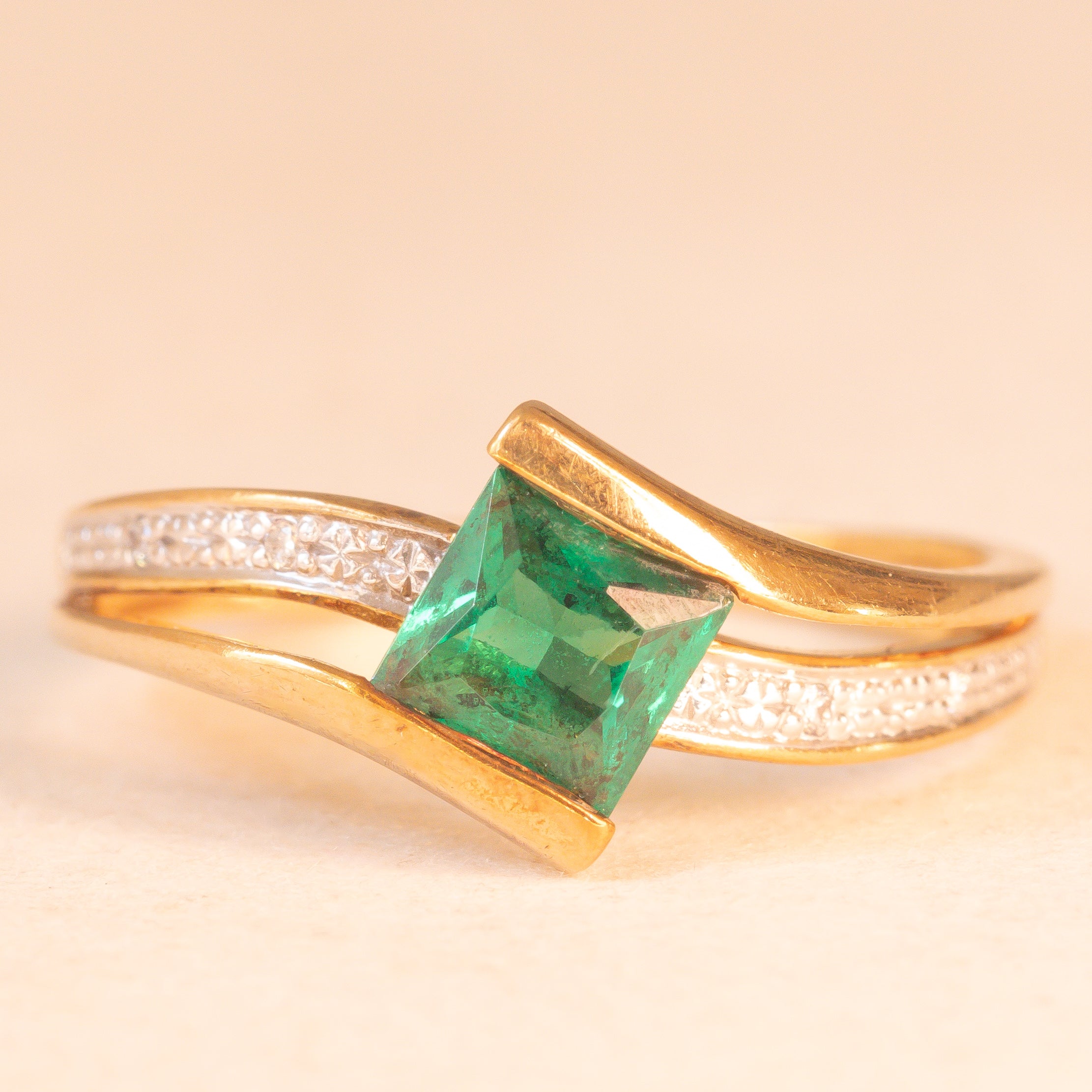 Anello vintage in oro giallo 9K con pasta di vetro verde e diamanti, a ...