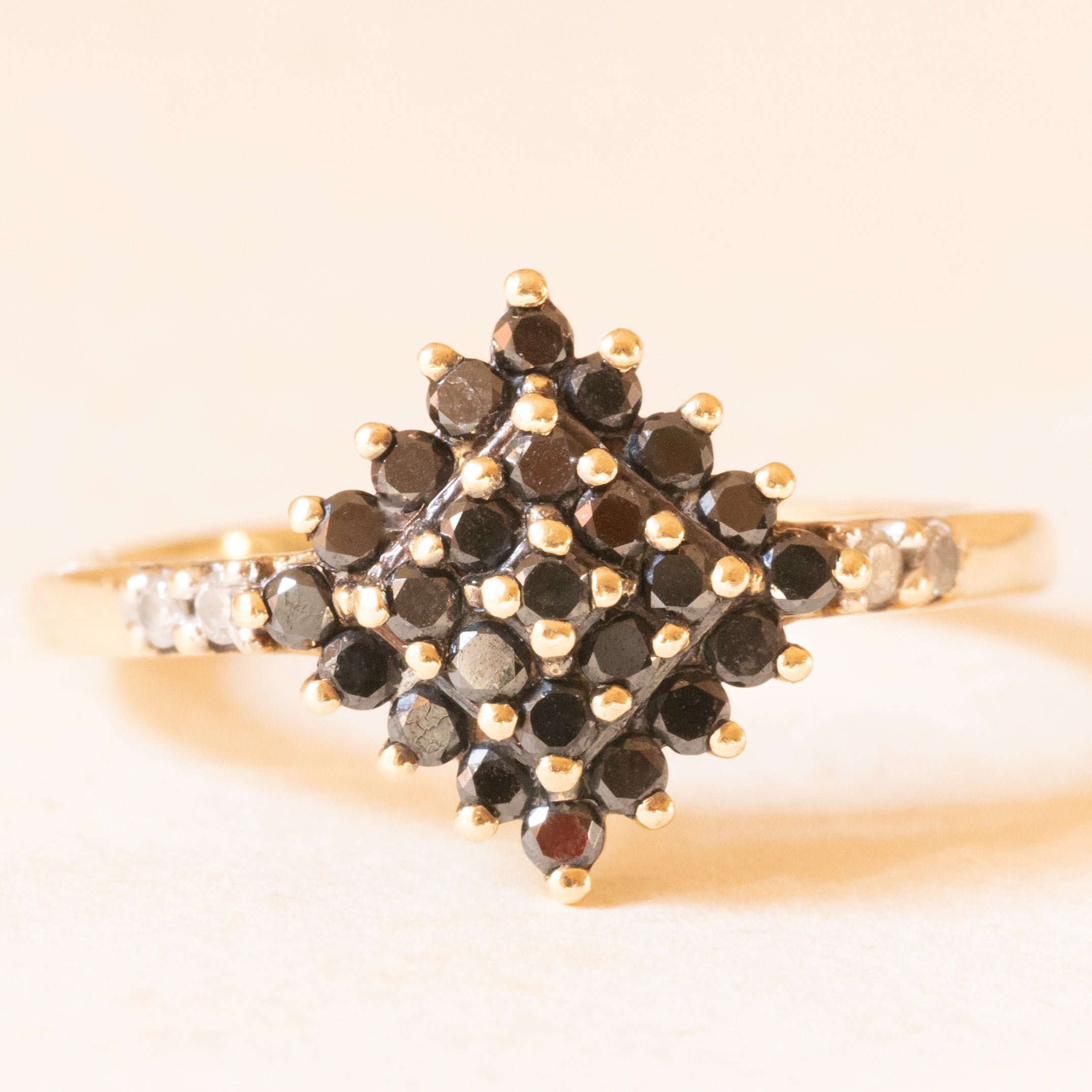 Anello vintage in oro giallo 9K con diamanti neri trattati (0.25ctw ca ...