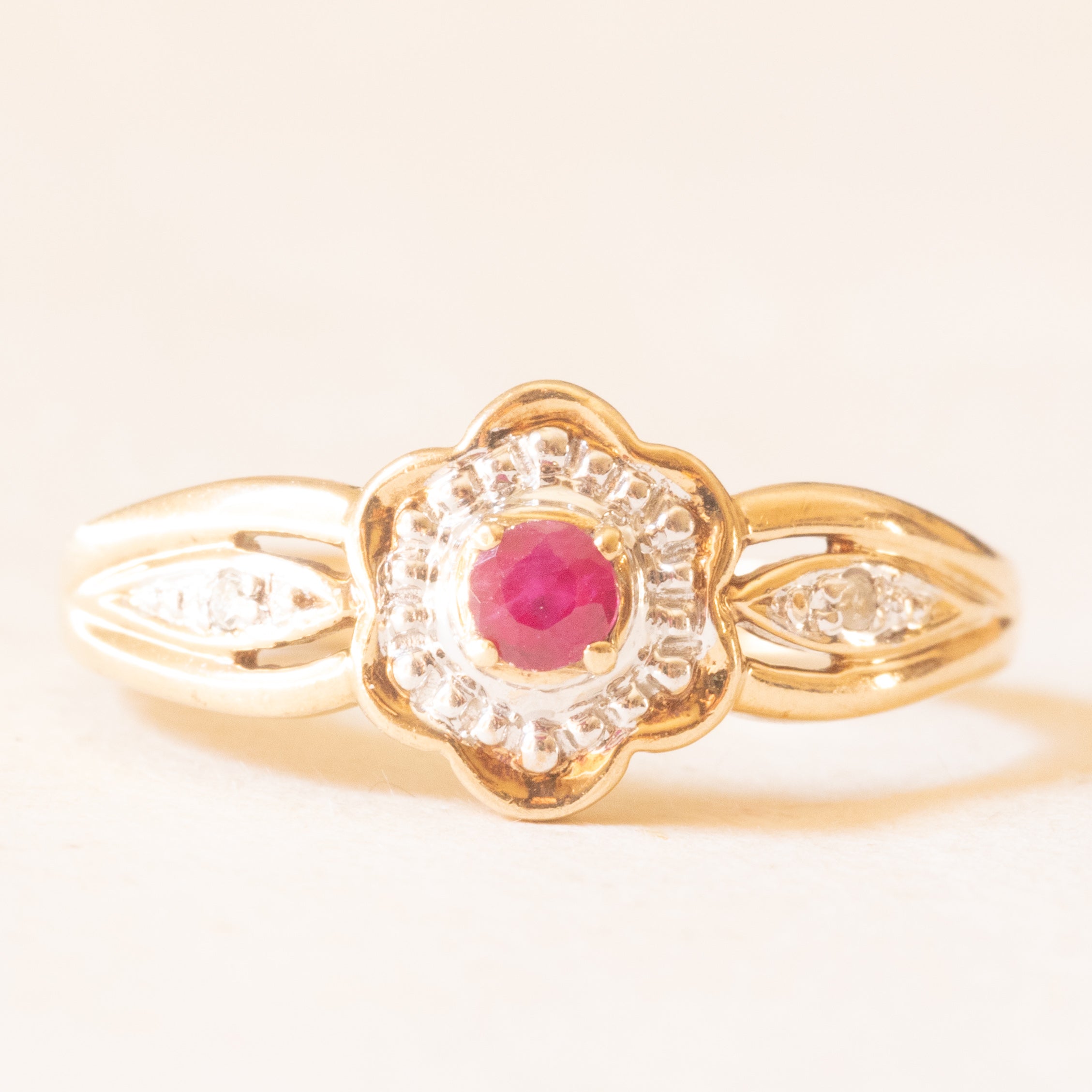 Anello a fiore vintage in oro giallo e bianco 9K con rubino sintetico ...