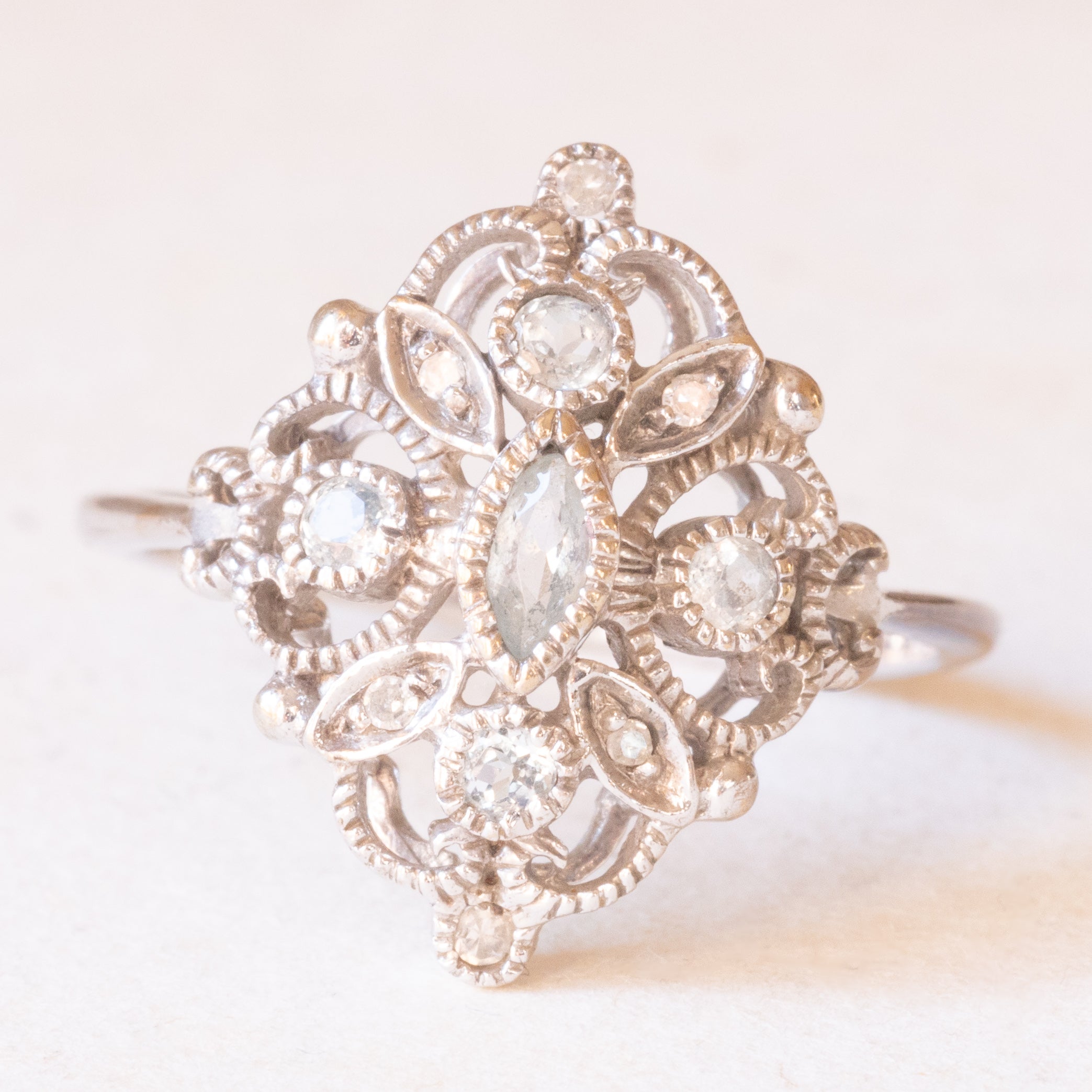 Anello vintage in oro bianco 9K con topazi azzurri e diamanti, anni ‘9 ...