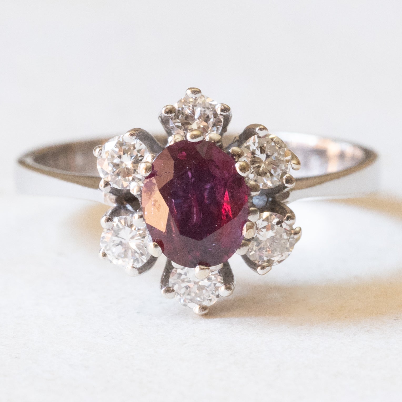 Anello vintage a margherita in oro bianco 14K con rubino (0.80ct ca ...