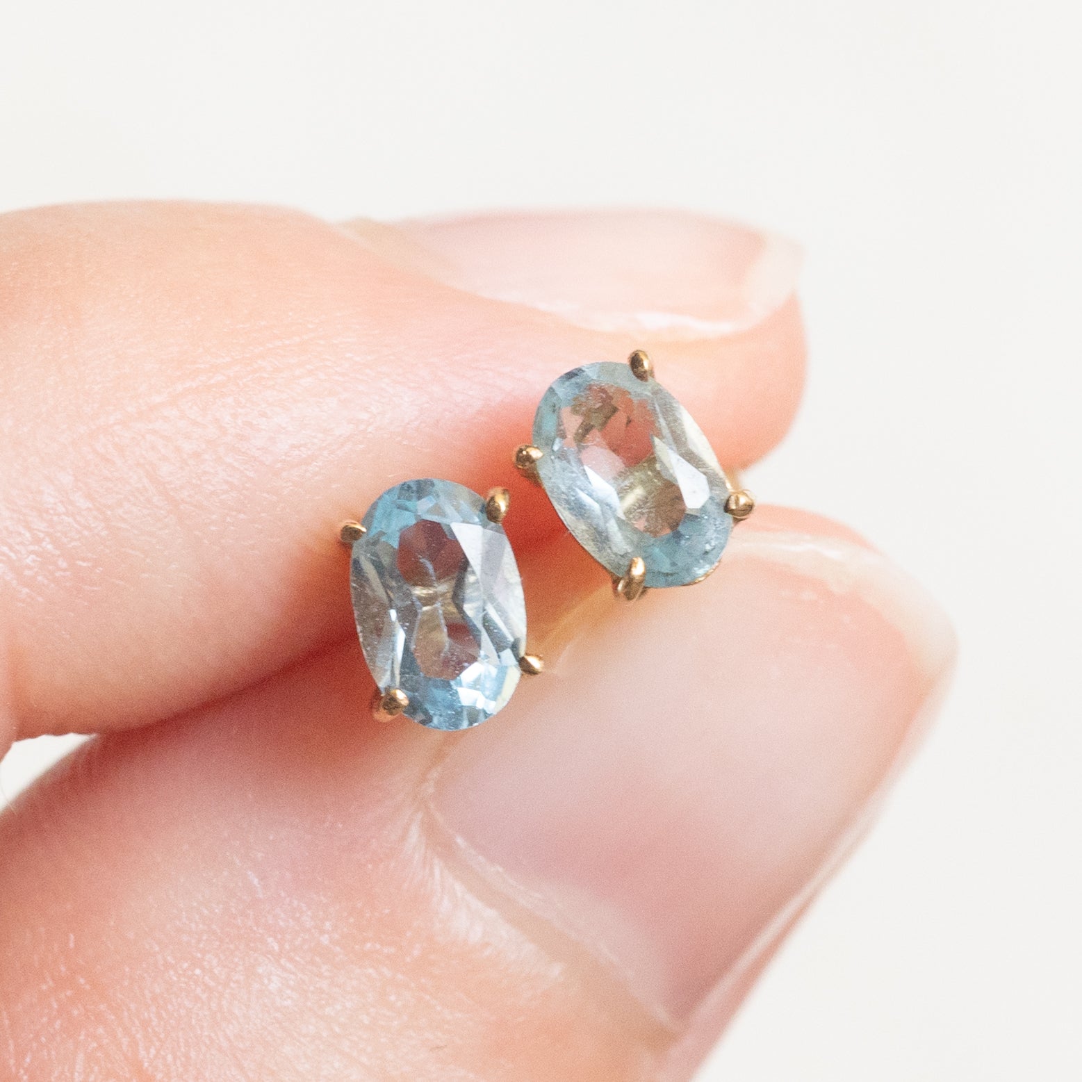 Orecchini punto luce vintage in oro giallo 9K con topazi azzurri, anni ...