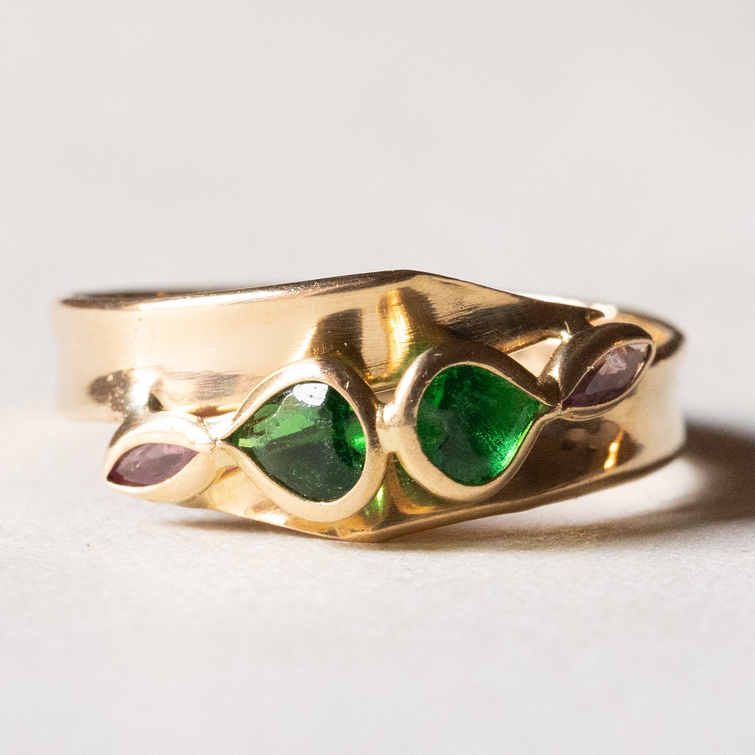 Anello vintage in oro 18K con paste di vetro verdi e rubini, anni ‘70 ...