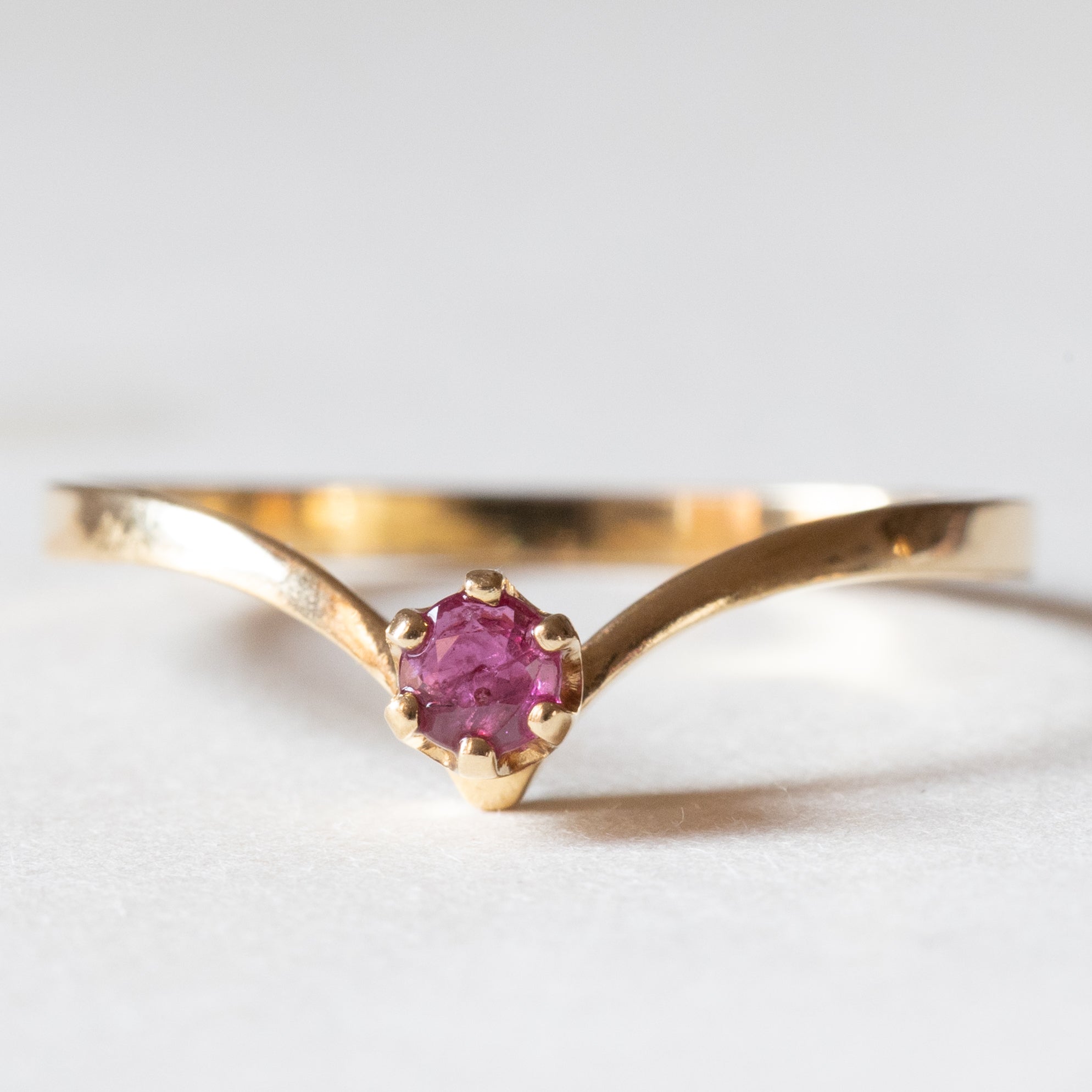 Anello a “V” vintage in oro 18K con rubino, anni ‘70 – Antichità Galliera