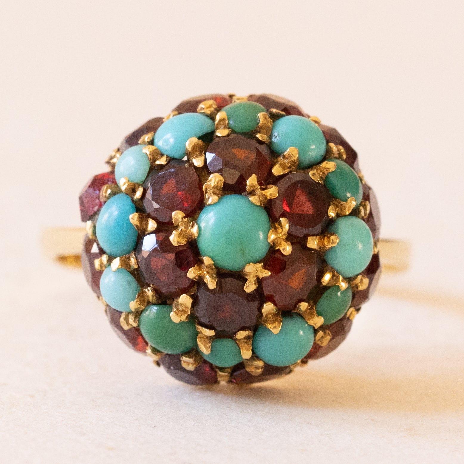 Anello vintage a cupola in oro giallo 18K con granati, pasta di vetro ...