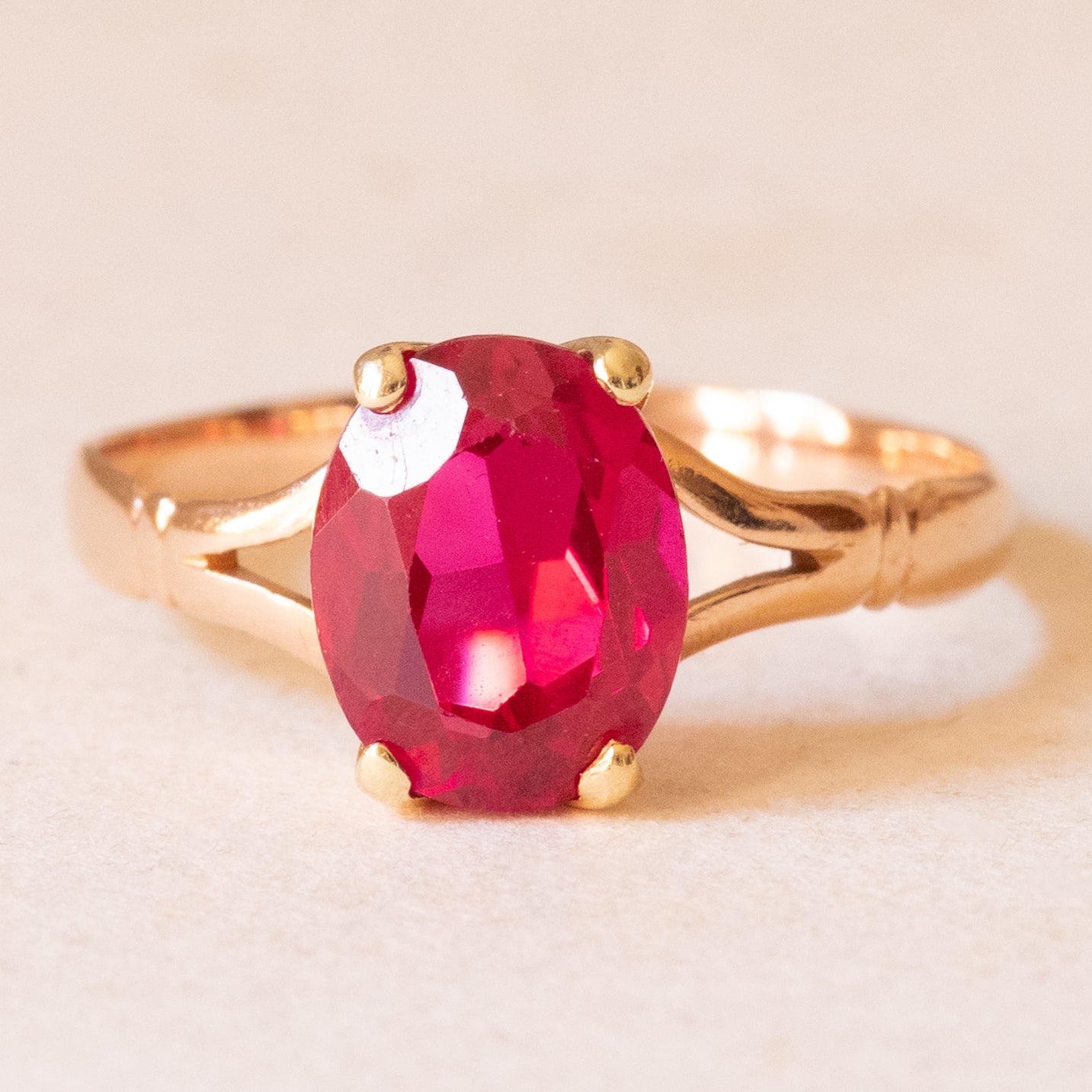 Anello solitario vintage in oro giallo 18K con rubino sintetico (2ct c ...